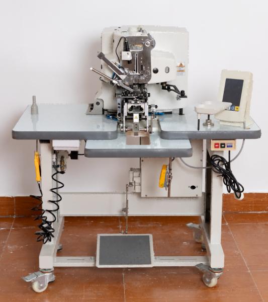 Quality Computerized Four Hole Buttonhole Stitch Machine For Industrial Use for sale