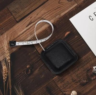 Cina Biglietto per cuciture in ingrosso di cuoio su misura quadrato mini PU di cuoio misura portabile grazioso tapeline retrattile in vendita