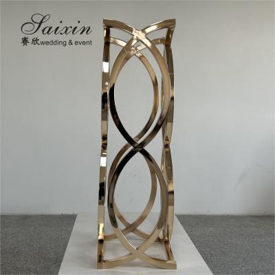 Cina Fiore da sposa in oro Piatto centrale Fiore da sposa in metallo unico 97cm in vendita