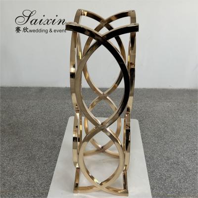 Cina Fiore da sposa in oro Piatto centrale Fiore da sposa in metallo unico 97cm in vendita