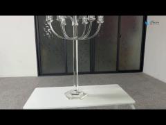 Bello candelabro di cristallo di vetro trasparente con vasi di vetro alti per i pezzi centrali del matrimonio