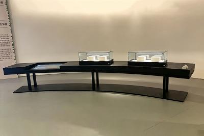 China Arc-Shaped Museum Display Table with Built-In Touchscreen and Modular Glass Vitrines for Interactive Relic Exhibits for sale