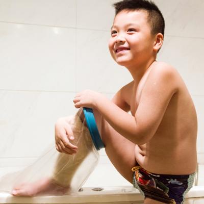 中国 子供傷つけられた障壁を泳ぐための防水投げられたカバー足の包帯の保護装置 販売のため