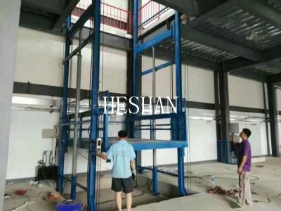Cina Le merci fissate al muro del piccolo del carico magazzino industriale dell'ascensore sollevano su misura in vendita