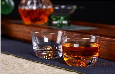Cina Blocchetto di vetro dell'oro della tazza dell'alto whiskey del borosilicato 110ML decorativo in vendita
