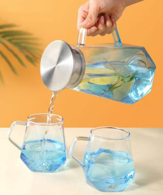 Cina Brocca per acqua in vetro borosilicato da 1300 ml con design a diamante con filtro SS e coperchio ad apertura grande in vendita