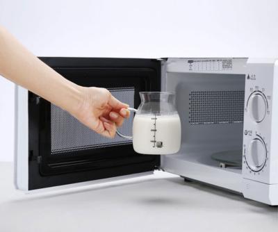 Cina tazza del latte della tazza del vetro borosilicato del borosilicato 350ml con il cappuccio del silicone in vendita