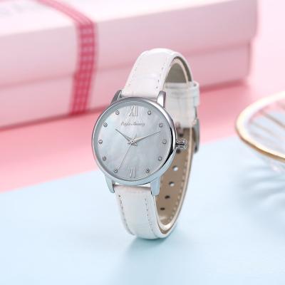 Cina Rivesta di pelle resistente di acqua di Shell Dial 3ATM della perla dell'orologio del quarzo della lega del quadrante della cinghia 32mm in vendita