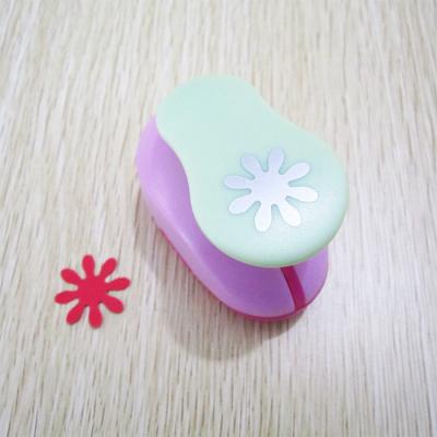 Cina Metallo e ABS 6x3.8x5cm Punch di carta media per fai da te Decorativo Mini Eva Foam Embossing in vendita