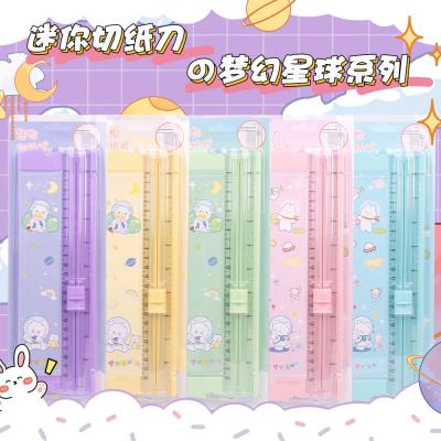 Cina 2022 Custom Cartoon A5 Mini Paper Trimmer 135g Desktop Cutter con design leggero in vendita