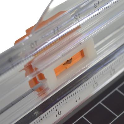 China 12 folhas de papel A4 Mini Cutter com tamanho de corte de 330x320mm e tecnologia de corte à venda