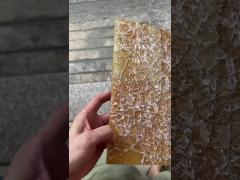 Risistenza elevata all‘usura dopo rottura di un vetro in naturstein/PC-laminato