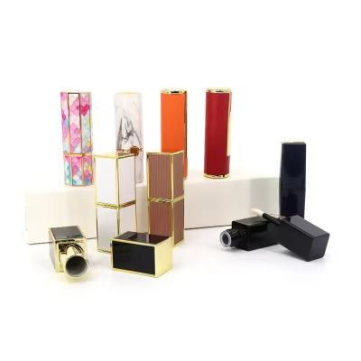 China Envase de tubo cosmético para brillo labial, plástico, fácil de usar, embalaje de varios tamaños, tubo de brillo labial en venta