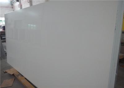 Cina Macchi le superfici bianche artificiali resistenti delle lastre della pietra del quarzo per Benchtops o i piani di lavoro in vendita