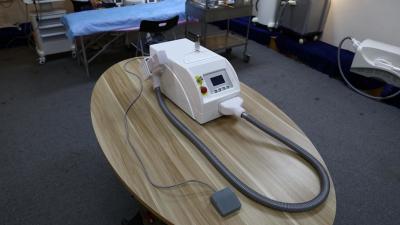 Cina 1064nm/532nm Q ha commutato la macchina del laser del ND Yag per il trattamento della pigmentazione in vendita