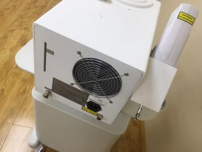 China Máquina comutada Q da remoção da pigmentação do laser do Nd Yag, Mini Tattoo Removal Laser Machine à venda