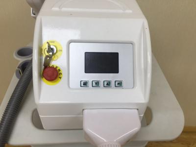 China Máquina comutada Q da remoção da pigmentação do laser do Nd Yag, Mini Tattoo Removal Laser Machine à venda