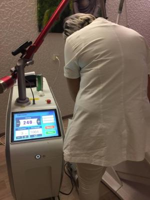 中国 医学の臨床色素形成の取り外し機械QスイッチNd YagレーザーTatooの取り外しレーザー機械 販売のため