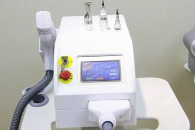 China Máquina portátil do laser do ND YAG do pigmento e do Q-interruptor da remoção da tatuagem à venda
