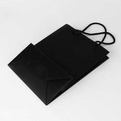 China Bolso que hace compras de papel de la aduana negra del cartón con la manija suave en venta