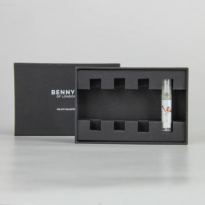 Cina La scatola d'imballaggio del profumo nero su ordinazione ha messo la scatola di lusso del campione del profumo in vendita