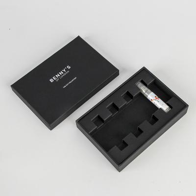Cina La scatola d'imballaggio del profumo nero su ordinazione ha messo la scatola di lusso del campione del profumo in vendita