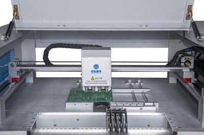 Cina 4 teste con 30 alimentatori controllano la scelta di accuratezza 0.015mm SMD CHM-T530P4 e la macchina Charmhigh del posto in vendita