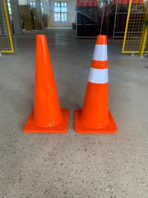 Cina Barriere di sicurezza in PVC da 28 pollici Coni per il controllo del traffico Barriere di sicurezza stradale da 700 mm in vendita