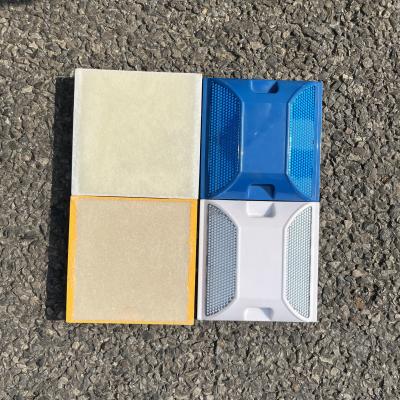 Cina 20 Years Manufacturer 100*100*20mm Acrylic Reflective Plastic Cat Eye Road Stud Marker in vendita