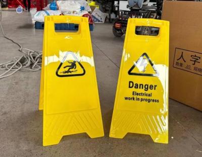 China Customized 60*30*20cm 520g Wet Floor Caution Sign PP Plastic Safety Signage for sale