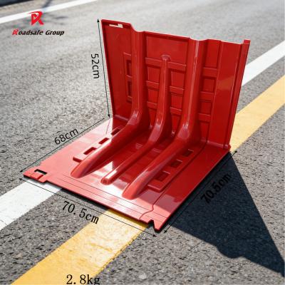 China L-Shaped Traffic Warning Red Flood Control Barrier / 52x68x70.5cm Weight 2.8kgs / Height ABS Material Fence Connecting Water Baffle For Safety Road for sale