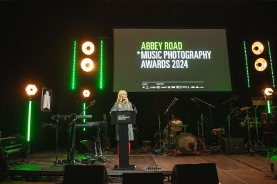 Китай SMD2121 P3.91 Стандартный 500x500мм литой алюминиевый шкаф для наружного полного цвета подвесной светодиодный дисплей продается