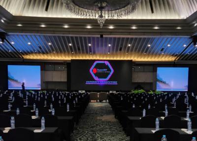 중국 풀 컬러 1R1G1B 픽셀 컴포지션 접착제 탑재 LED 화면 100 운영 수명 및 캐비닛 크기 640 * 640MM 판매용