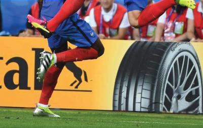 중국 뛰어난 성능을 위한 언매치드 SMD2727 픽셀 패키지 냉간 압연 강철 및 5000:1 명암비 스타디움 LED 디스플레이 판매용