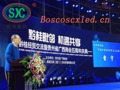 Китай SMD2121 Внутренний фиксированный светодиодный изогнутый экран 1024 мм*1024 мм Размер модуля продается