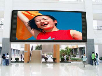 Cina P10 Outdoor IP65 Hanging LED Video Parete pubblicitario 10 mm Pixels in vendita