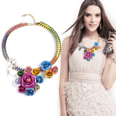 China Hot Sale Fashion new multi color flower necklaces pendant chunky statement necklace for sale