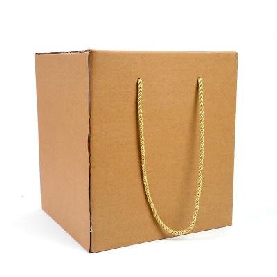 Cina Materiale di imballaggio carta kraft personalizzato Scatola regalo portatile con piegatura e corda in vendita