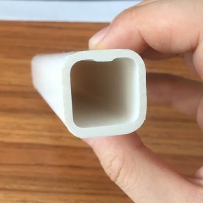 Cina Tubo di plastica del PVC dell'alimentatore del pollo del quadrato di 22x22mm per il sistema bevente del pollame in vendita