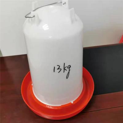 Cina abbeveratoio di plastica del pollame del ODM di progettazione del polietilene 13L in vendita