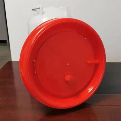 Cina abbeveratoio di plastica del pollame del ODM di progettazione del polietilene 13L in vendita