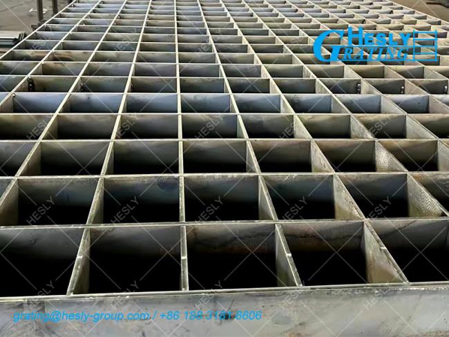 pressure locked grating
