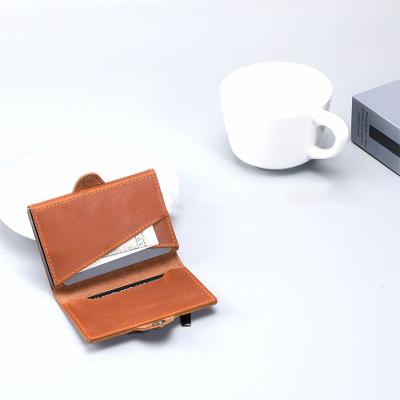 China Modelos de mezcla de bajo MOQ Portador de tarjetas de cuero de PU para hombres con diseño de aluminio y caja de metal en venta