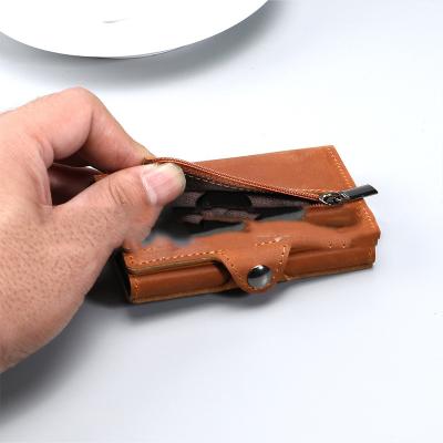 China Modelos de mezcla de bajo MOQ Portador de tarjetas de cuero de PU para hombres con diseño de aluminio y caja de metal en venta