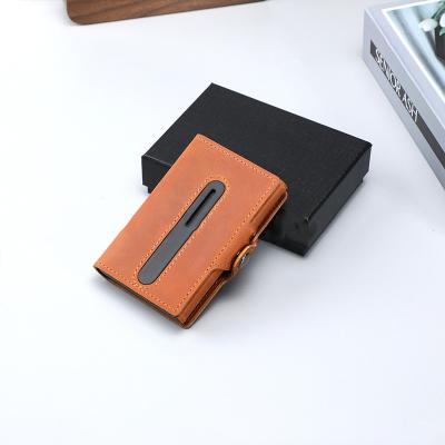 China Modelos de mezcla de bajo MOQ Portador de tarjetas de cuero de PU para hombres con diseño de aluminio y caja de metal en venta