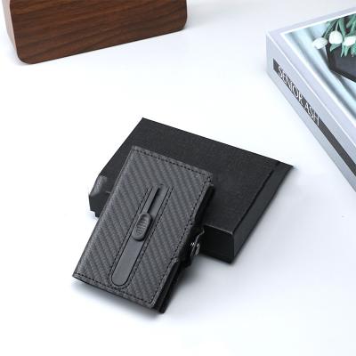 China Modelos de mezcla de bajo MOQ Portador de tarjetas de cuero de PU para hombres con diseño de aluminio y caja de metal en venta