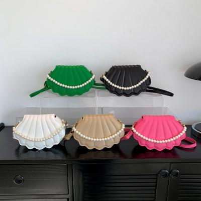 中国 カスタムロゴ 有効なシェル形 女性用ハンドバッグ パールチェーンとファッションデザイン 販売のため