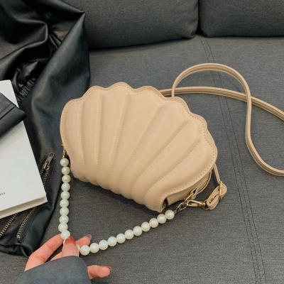 中国 カスタムロゴ 有効なシェル形 女性用ハンドバッグ パールチェーンとファッションデザイン 販売のため