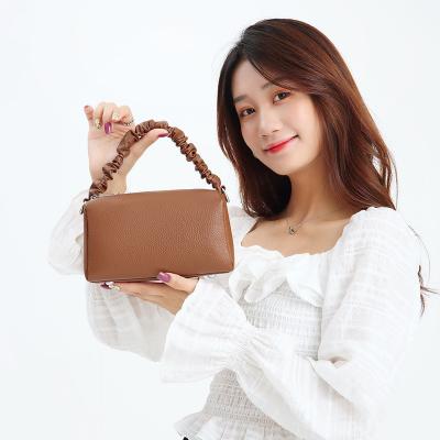 Cina La vita quotidiana delle donne Borsa di lusso in cuoio di mucca originale Borsa a spalla a doppia cerniera in vendita