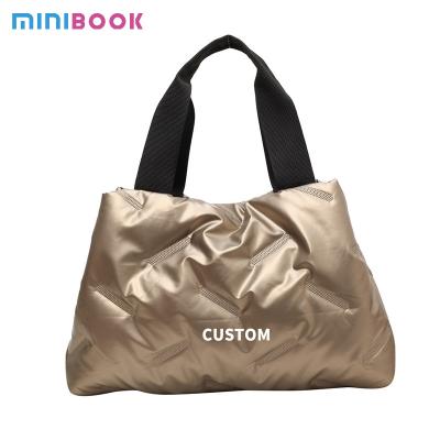 Cina Borsa di abbigliamento d'autunno e inverno 2023 Borsa da mano di grande capacità per le donne nel commercio estero in vendita